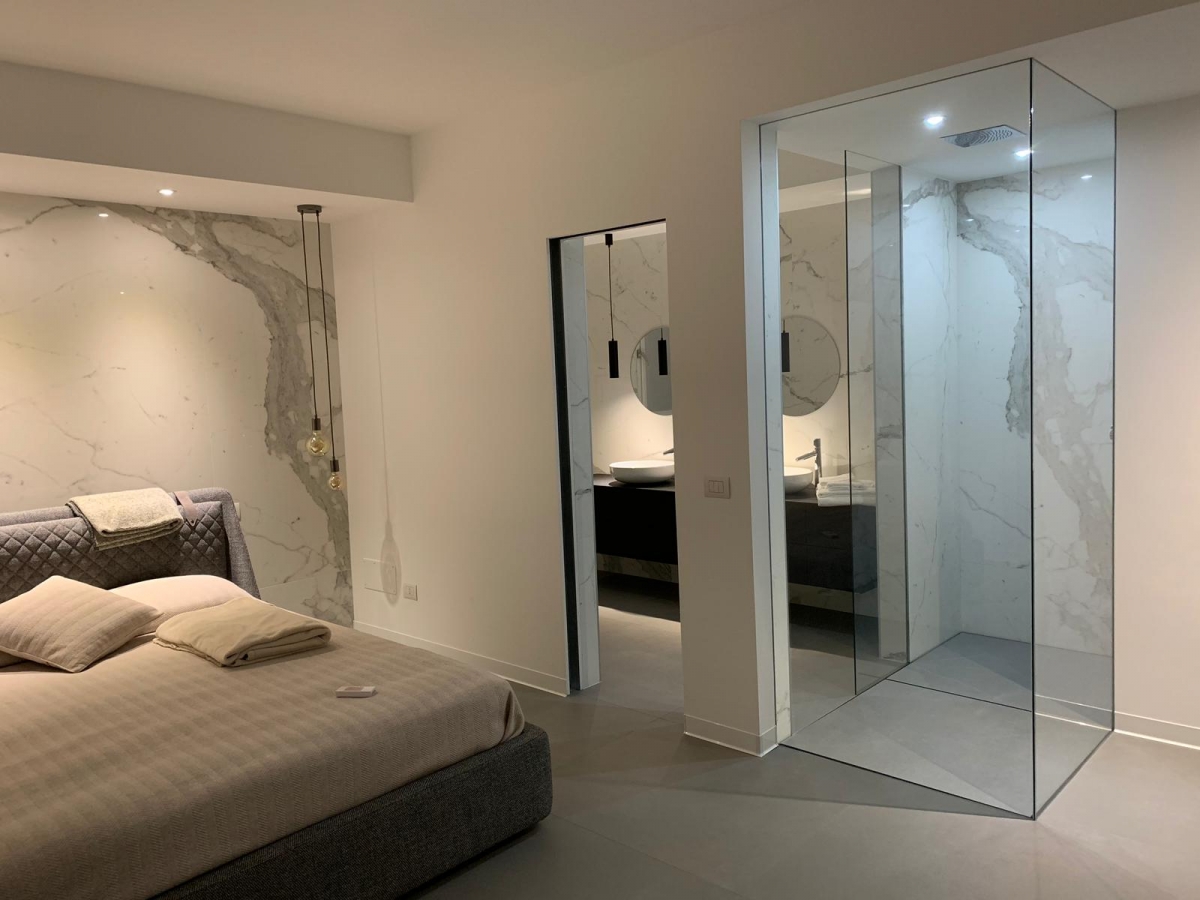 Doccia a vista a tutta altezza in camera fino al soffitto